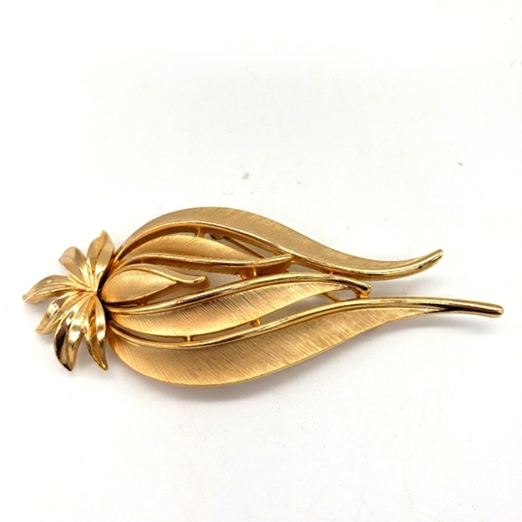 Trifari | Jewelry | Vintage Crown Trifari Gold Tone Flower Blossom ...